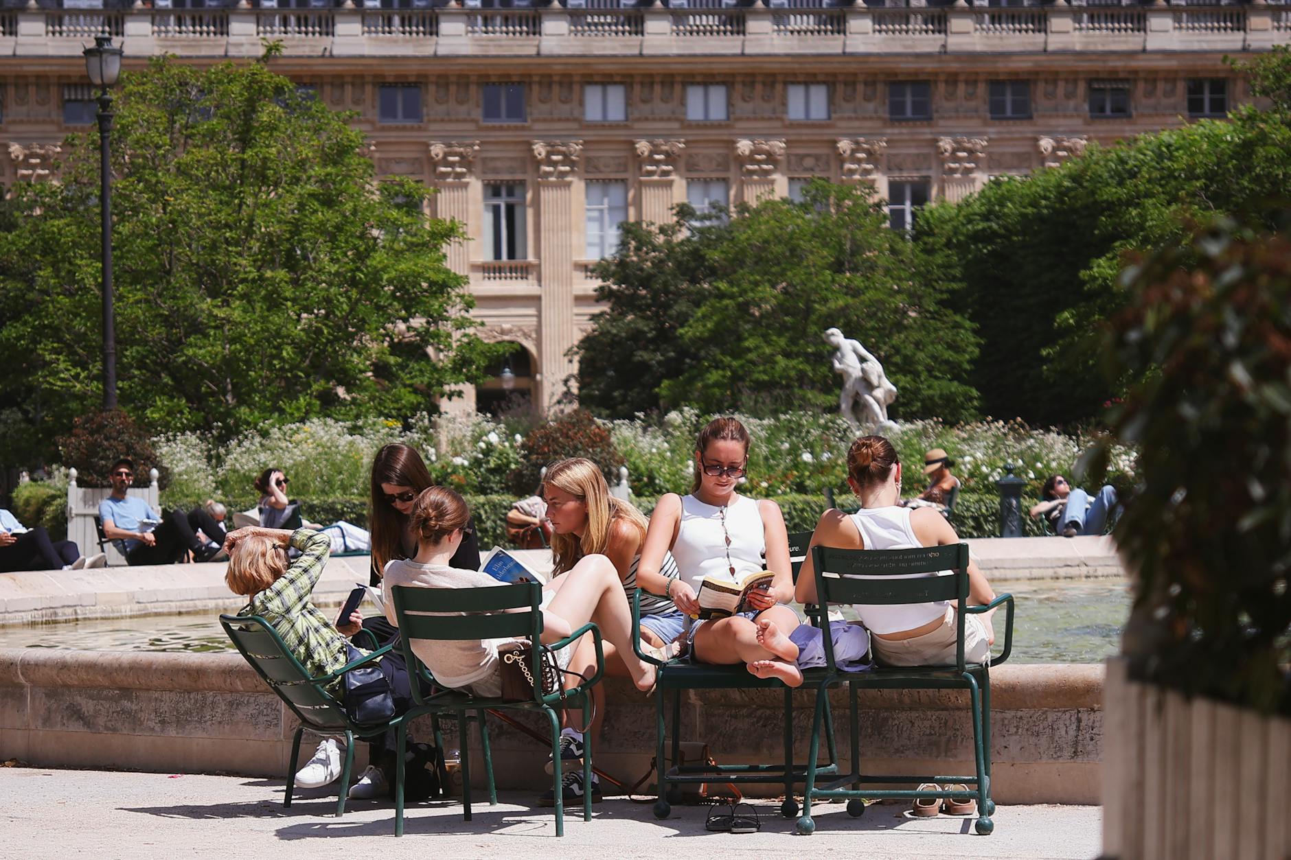 Choosing the best week for a summer trip to Paris